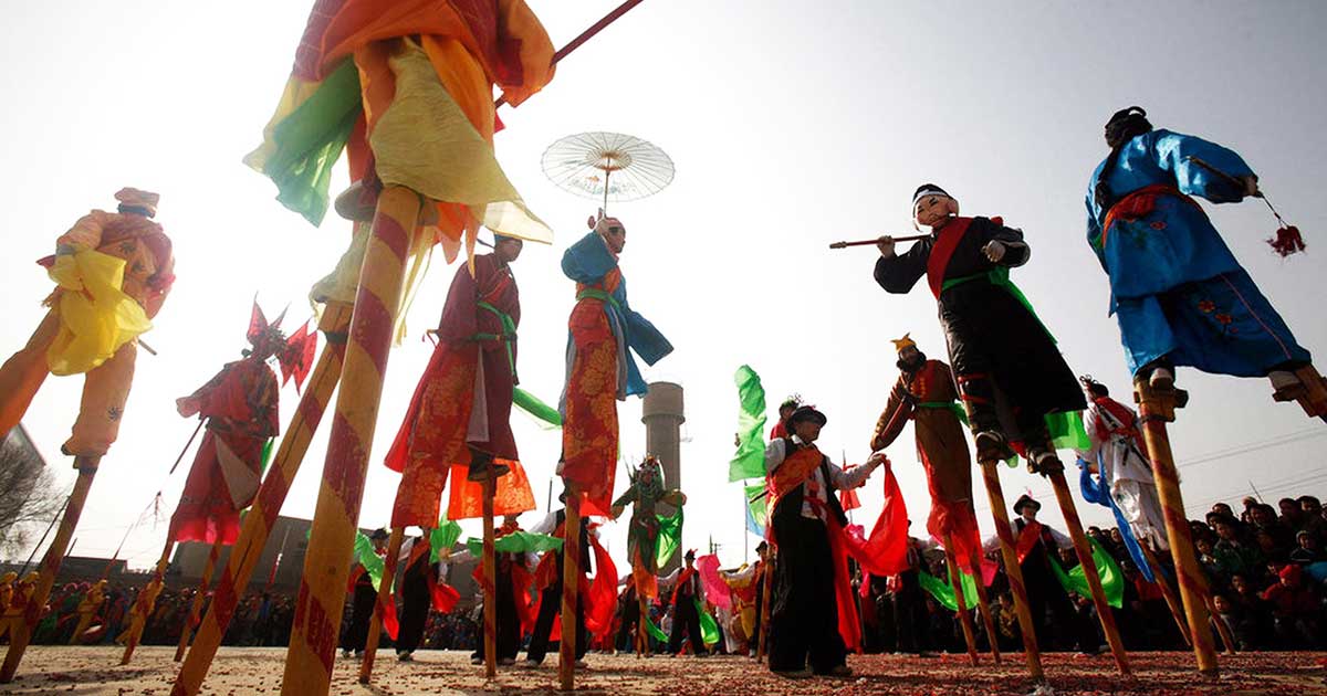 Article: The dance on stilts is a colorful show | NS Dancing Blog